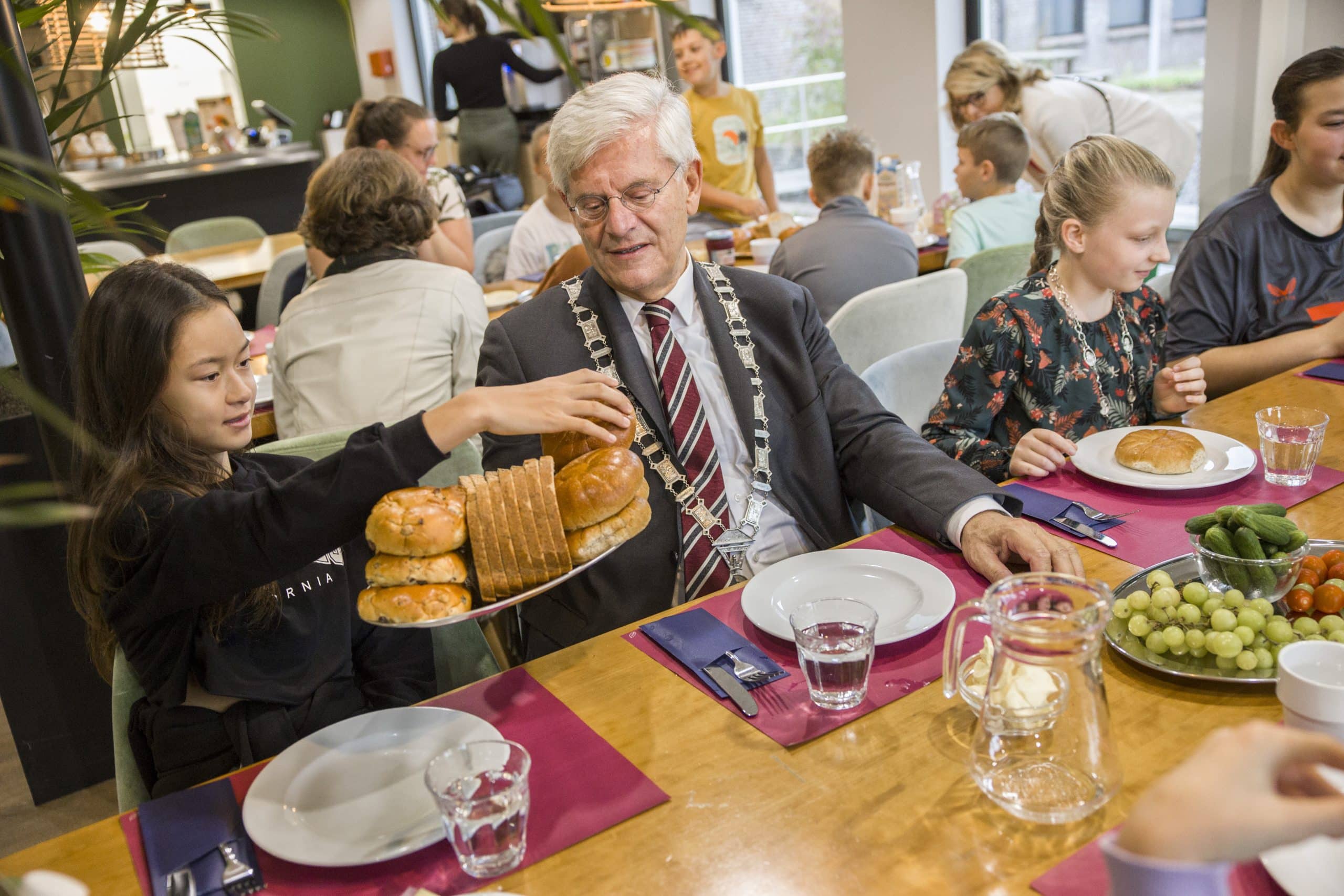 Leerlingen IKC de Wereld op Noord ontbijten met burgemeester en kinderburgemeester - Gemeente ...