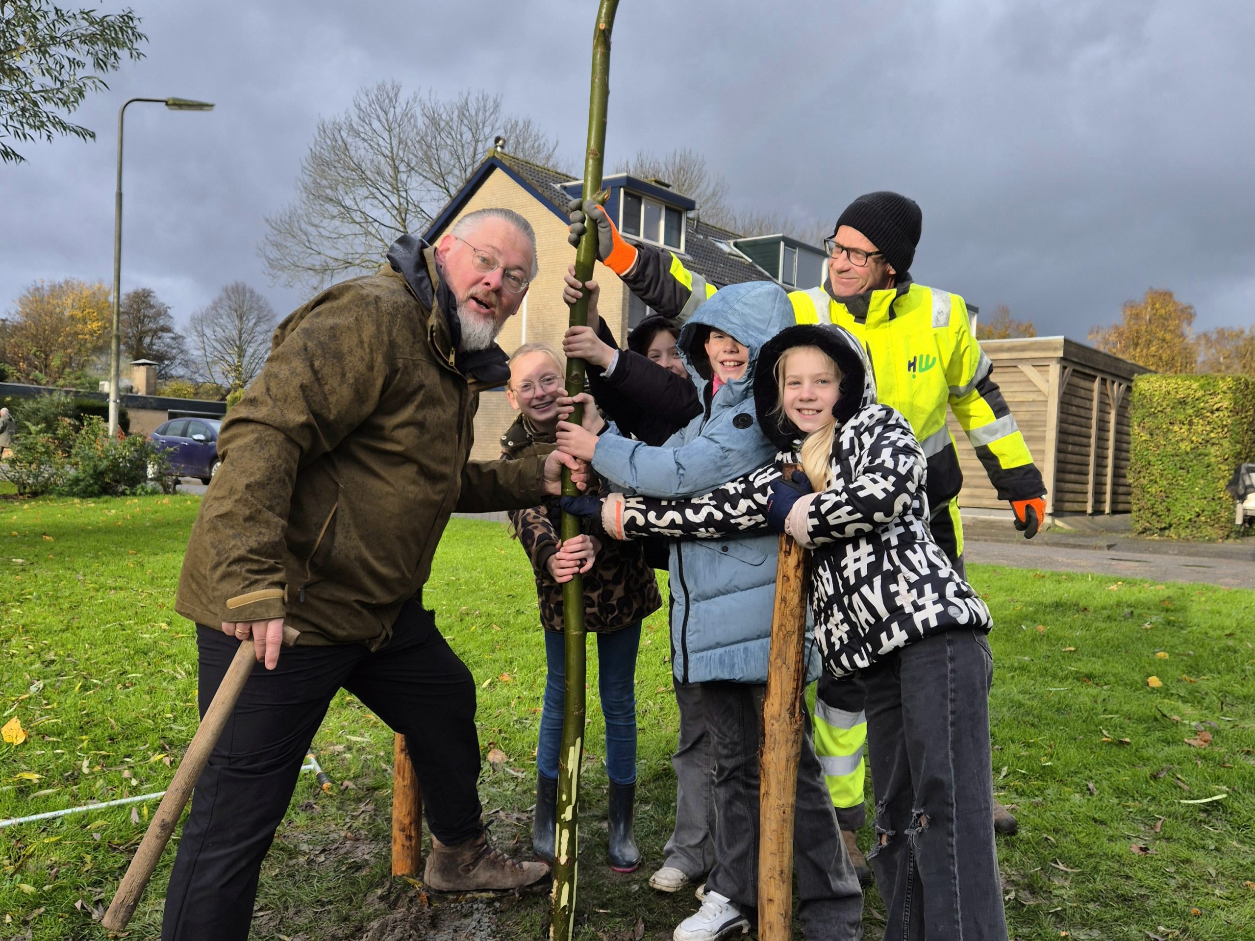 Schoolkinderen planten 12 bomen tijdens Nationale Boomfeestdag ... Schoolkinderen planten 12 bomen tijdens Nationale Boomfeestdag ...